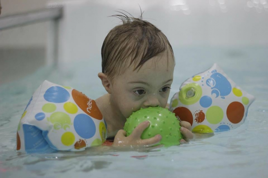 პატარა თემო ცურვას სწავლობს - ფოტოები - მშობლები