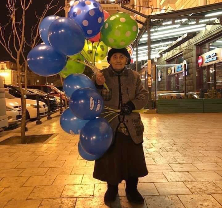 ბუშტების გამყიდველი ბებო „სიცივე რა მოსატანია სახლში ობლად