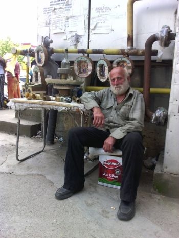 "მინდა, იცნობდეთ და ესალმებოდეთ" - მოხუცი, რომელმაც დაზარალებულთათვის ...